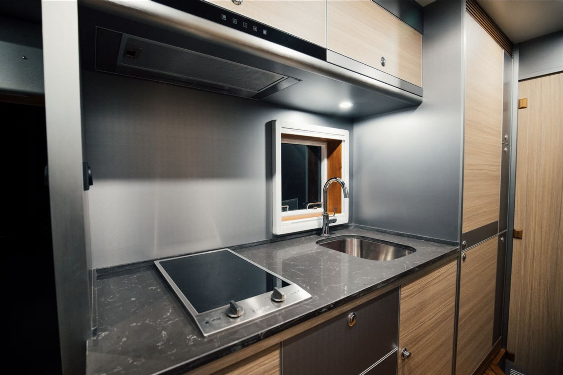 ARMADILLO Conquistador Loft(Benz Arocs 8x8) - 2018 - 阿莫迪罗【官网】